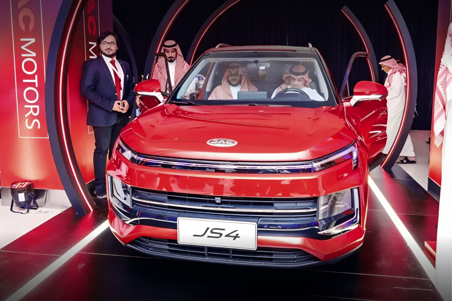 Lanzamiento oficial del SUV JS4 en JAC Saudi Jaddah exhibition hall ...